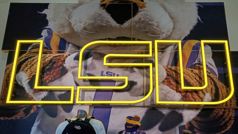 LSU Under Fire For Bringing Caged Tiger Out During Game For First Time ...