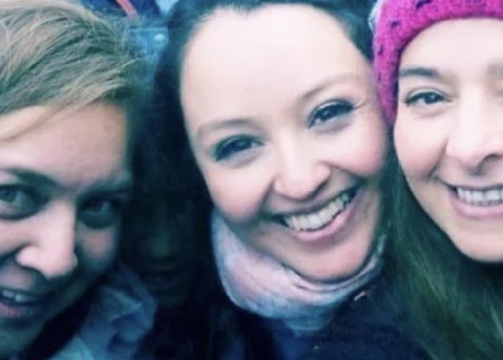 Photo Of Six Friends Goes Viral After Viewers Spot 'Seventh Face ...